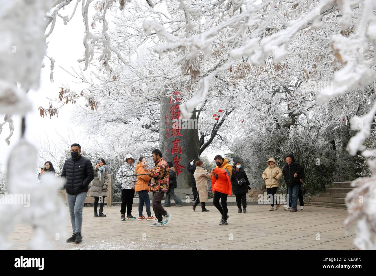Tourists are viewing the rime scenery at the Huaguo Mountain scenic ...