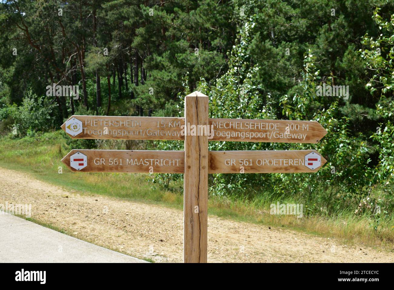 Four directional hi-res stock photography and images - Alamy