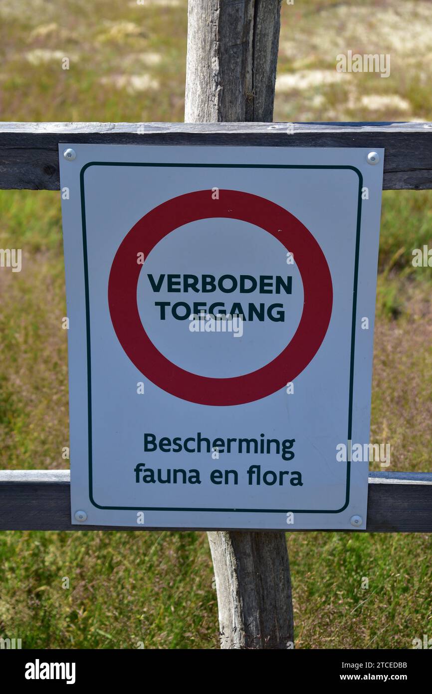 White sign attached to wooden planks with the following text in Dutch ...
