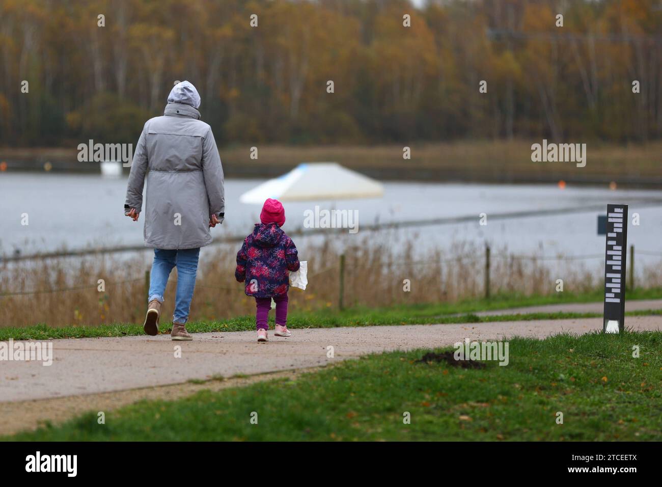 Mutter mit Kind im Park Norderstedt Schleswig-Holstein Deutschland ...