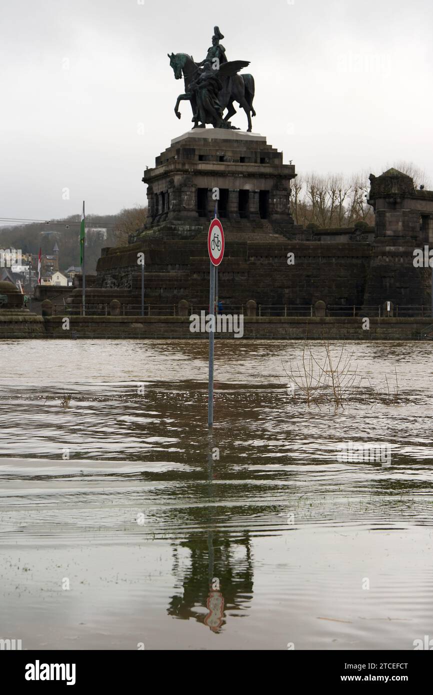 Hochwasser deutsches eck koblenz hi-res stock photography and images ...
