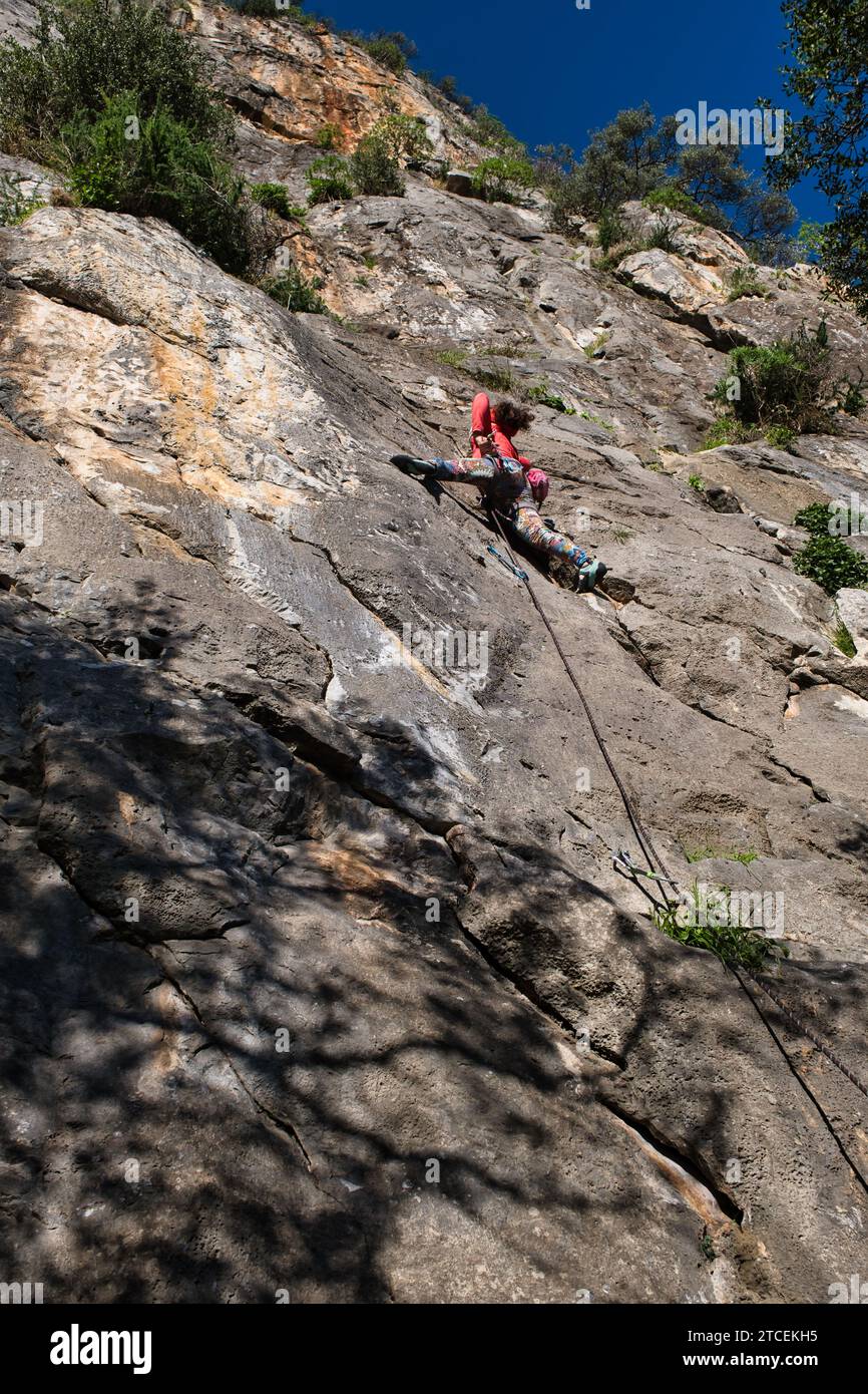 Athletic woman climbing rope outdoor hi-res stock photography and ...
