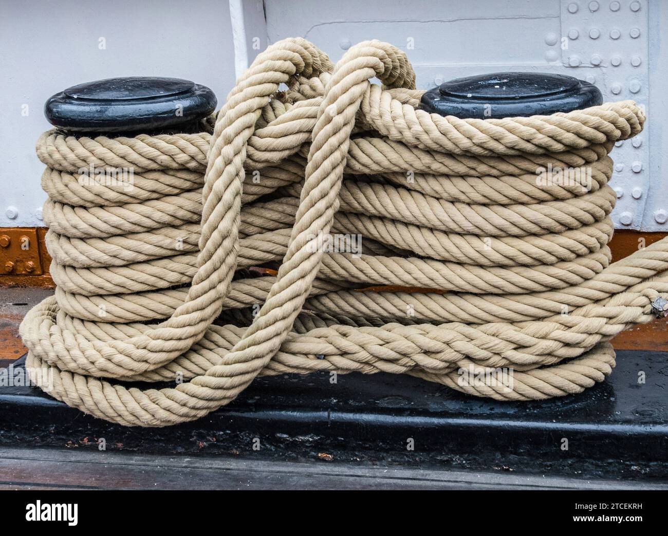 Taue auf einem Museumsschiff im Seefahrtsmuseum Forum Marinum in Turku ...