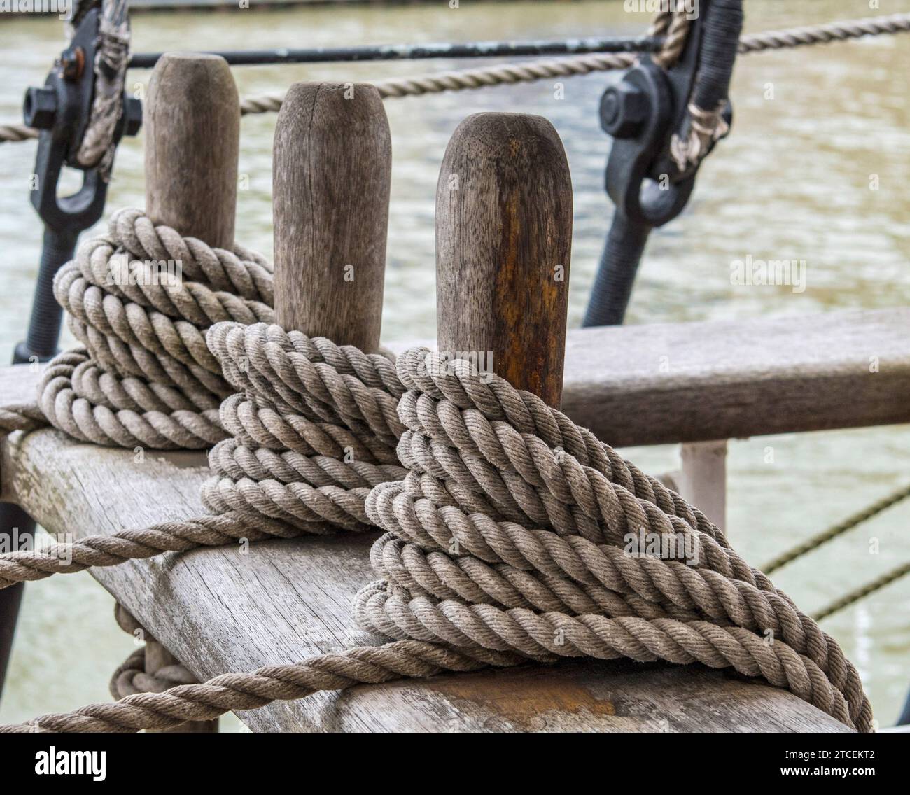 Taue auf einem Museumsschiff im Seefahrtsmuseum Forum Marinum in Turku ...