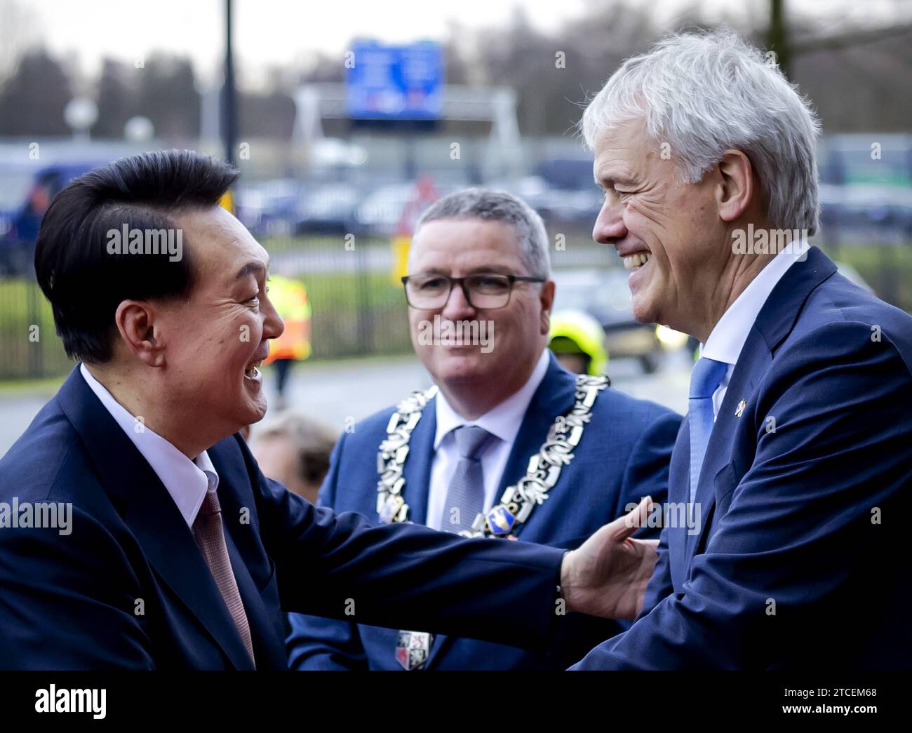 VELDHOVEN - Korean President Yoon Suk Yeol (L) and Peter Wennink CEO of ...