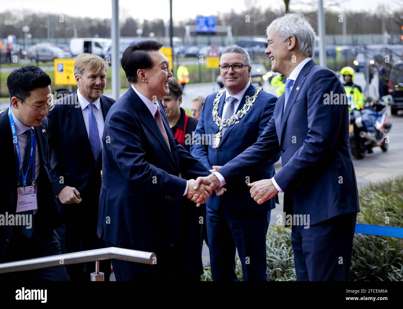 VELDHOVEN - Korean President Yoon Suk Yeol (L) and Peter Wennink CEO of ...