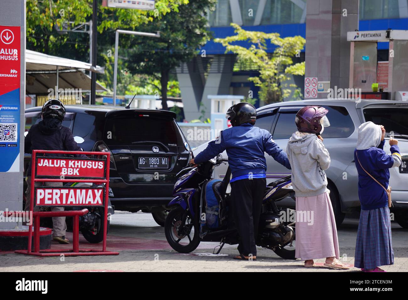 Activity Some people at the gas station Stock Photo - Alamy