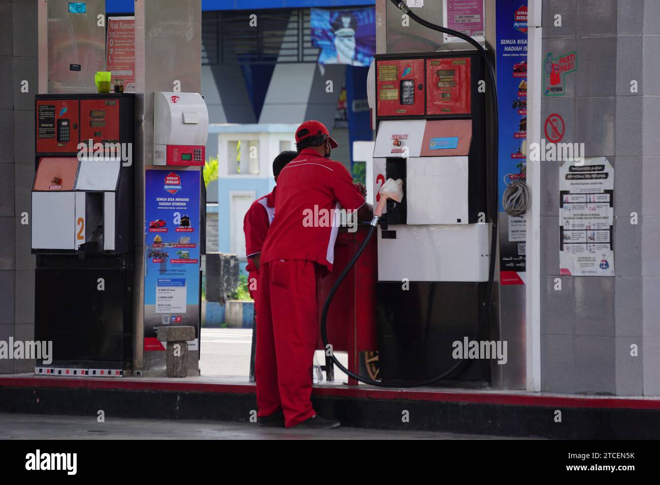 Activity Some people at the gas station Stock Photo - Alamy