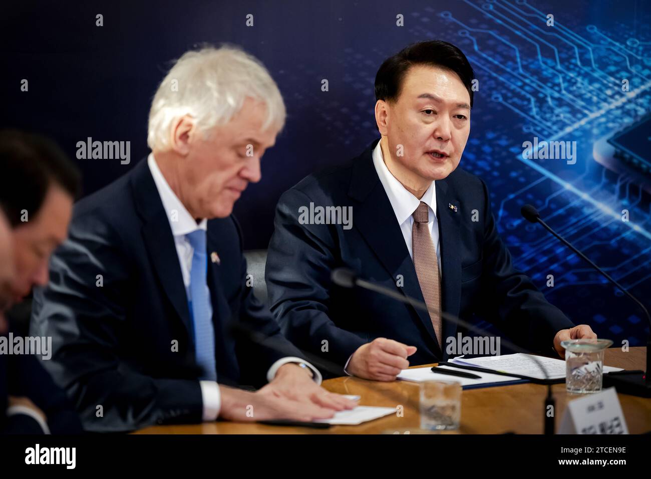 VELDHOVEN - Korean President Yoon Suk Yeol (R) and Peter Wennink CEO of ASML (L) during a visit ...