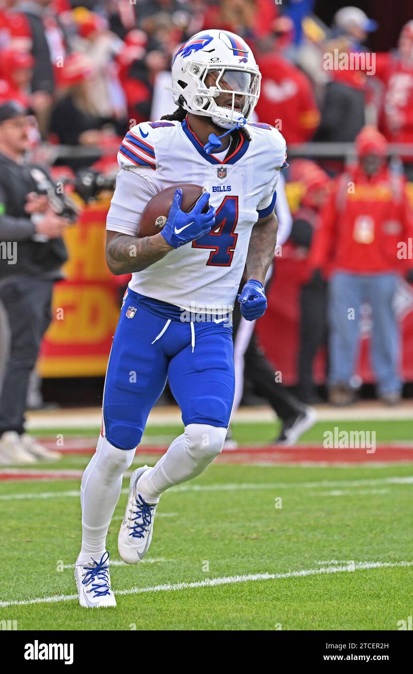 Buffalo Bills running back James Cook (4) warms up before an NFL ...
