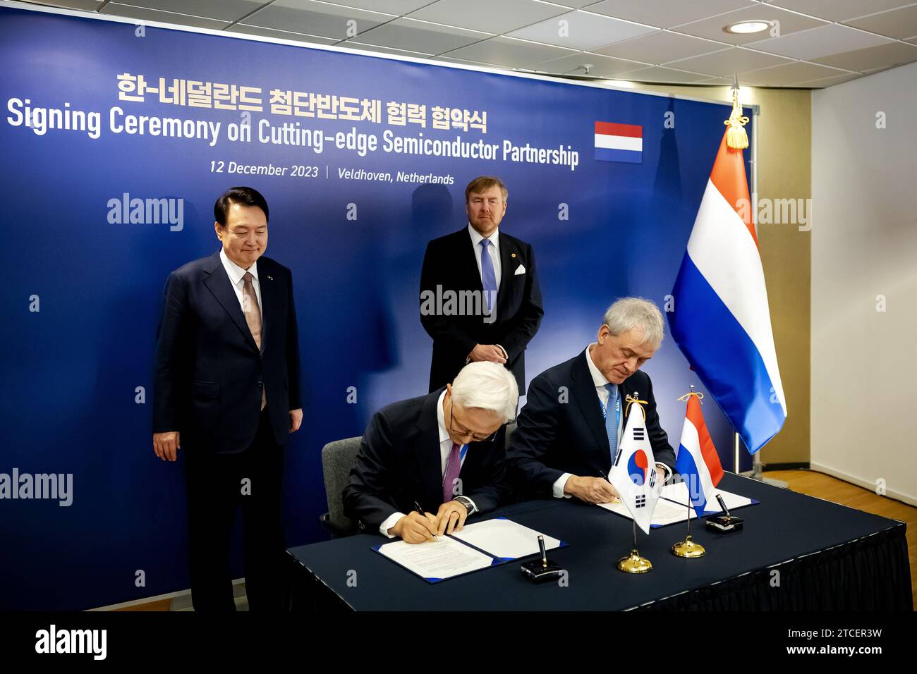 VELDHOVEN - Peter Wennink CEO of ASML signs an MOU with Korean ...