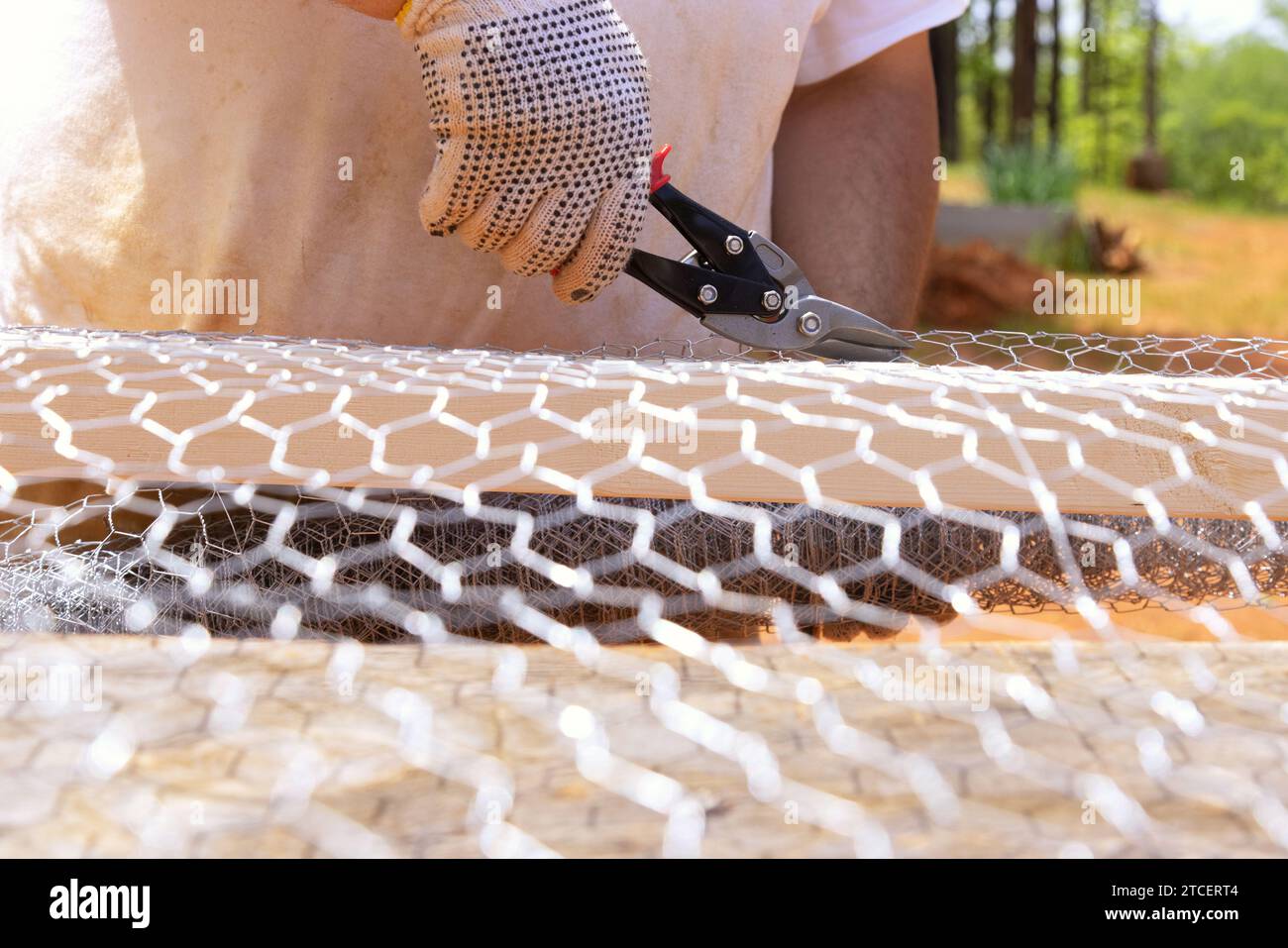 Worker scissors cutting metal hi-res stock photography and images - Alamy