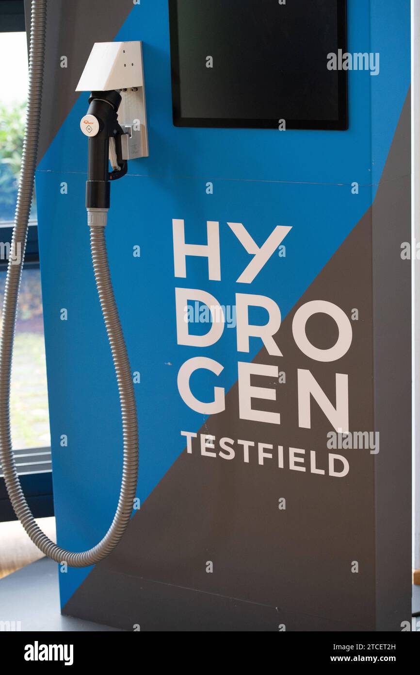 Modell einer Wasserstoff-Tankstelle bei der Firma ZBT, Zentrum fuer ...