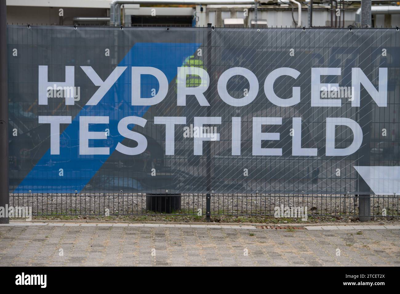 Schriftzug: Hydrogen-Testfield an einer Wasserstoff-Tankstelle bei der ...