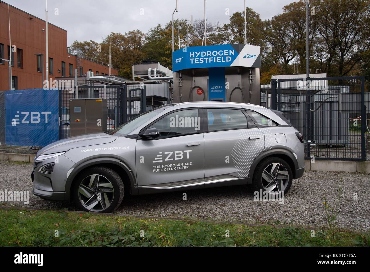 Ein mit Wasserstoff angetriebener Pkw steht vor einer Wasserstoff ...