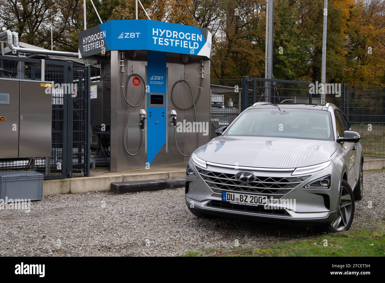 Ein mit Wasserstoff angetriebener Pkw steht vor einer Wasserstoff ...