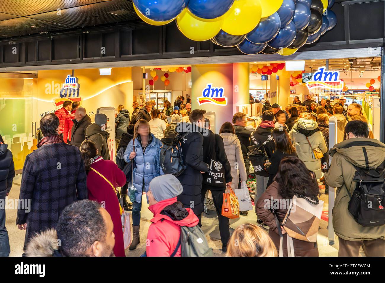 Neuer dm Drogeriemarkt eröffnet im U-Bahnhof Sendlinger Tor, München ...