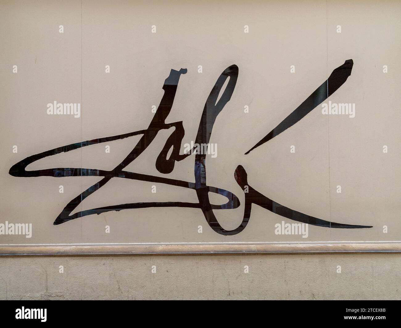 Signature de Dali au théâtre-musée Dali. Plaça Gala i Salvador Dalí, 5 ...