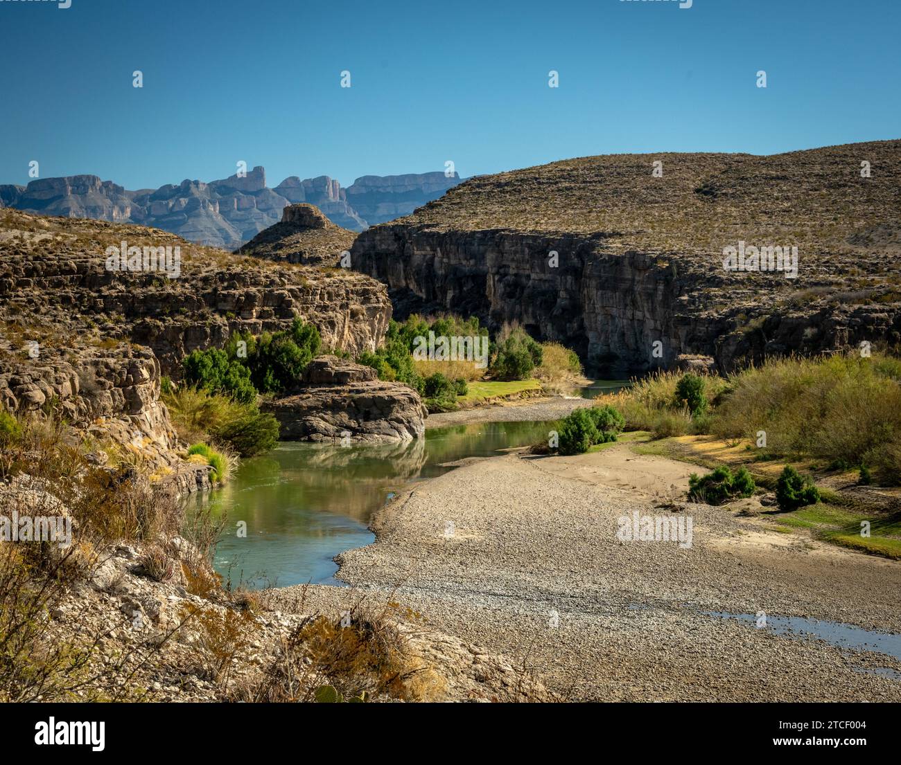 River winding through desert hi-res stock photography and images - Alamy