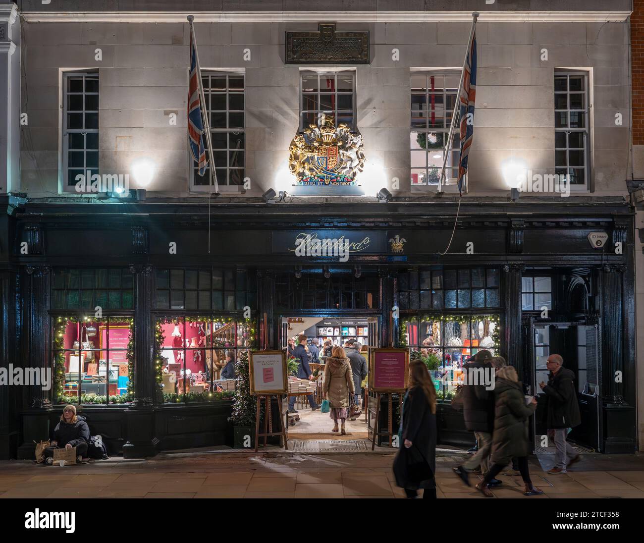 London, UK. 11th Dec, 2023. A bustling evening in central London with ...