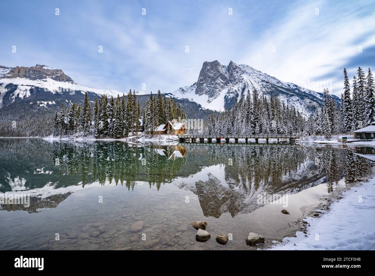Reflections in emerald lake hi-res stock photography and images - Alamy