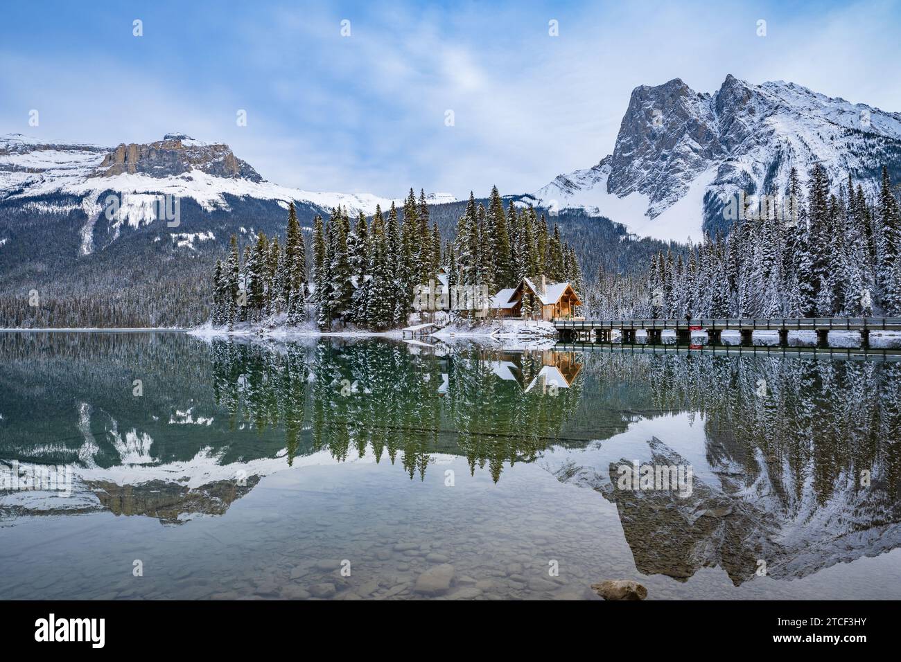 Emerald lake cabin hi-res stock photography and images - Alamy