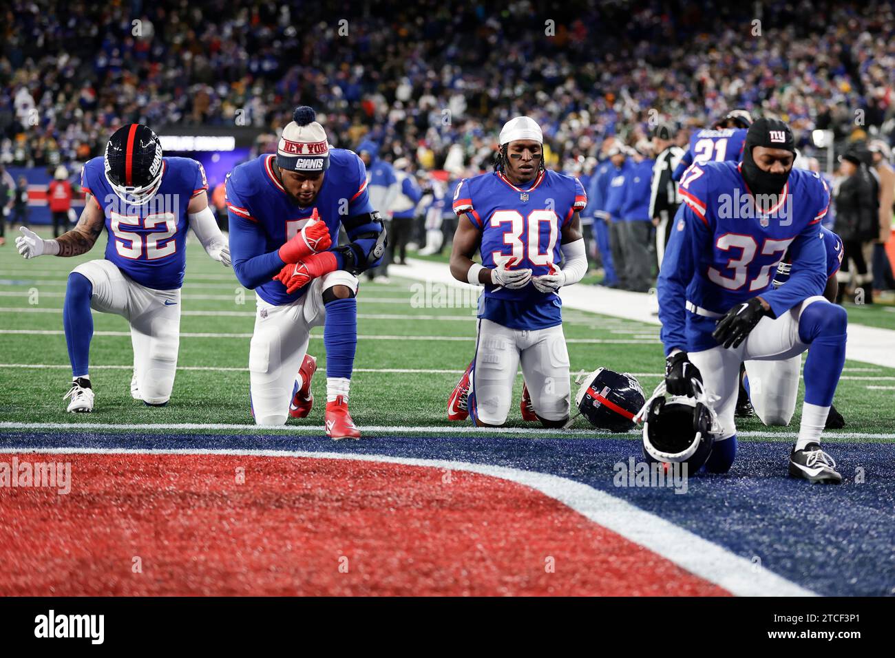 New York Giants linebacker Carter Coughlin (52), linebacker Kayvon ...