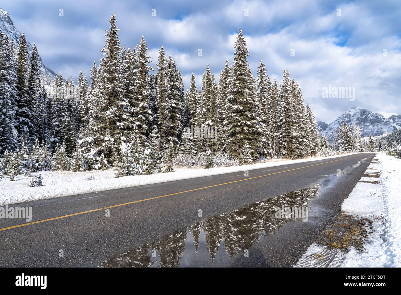 Scenic snowy road hi-res stock photography and images - Alamy