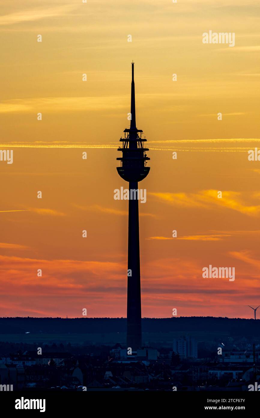 Der Nürnberger Fernmeldeturm im Sonnenuntergang. Das 292,8 Metern hihe ...