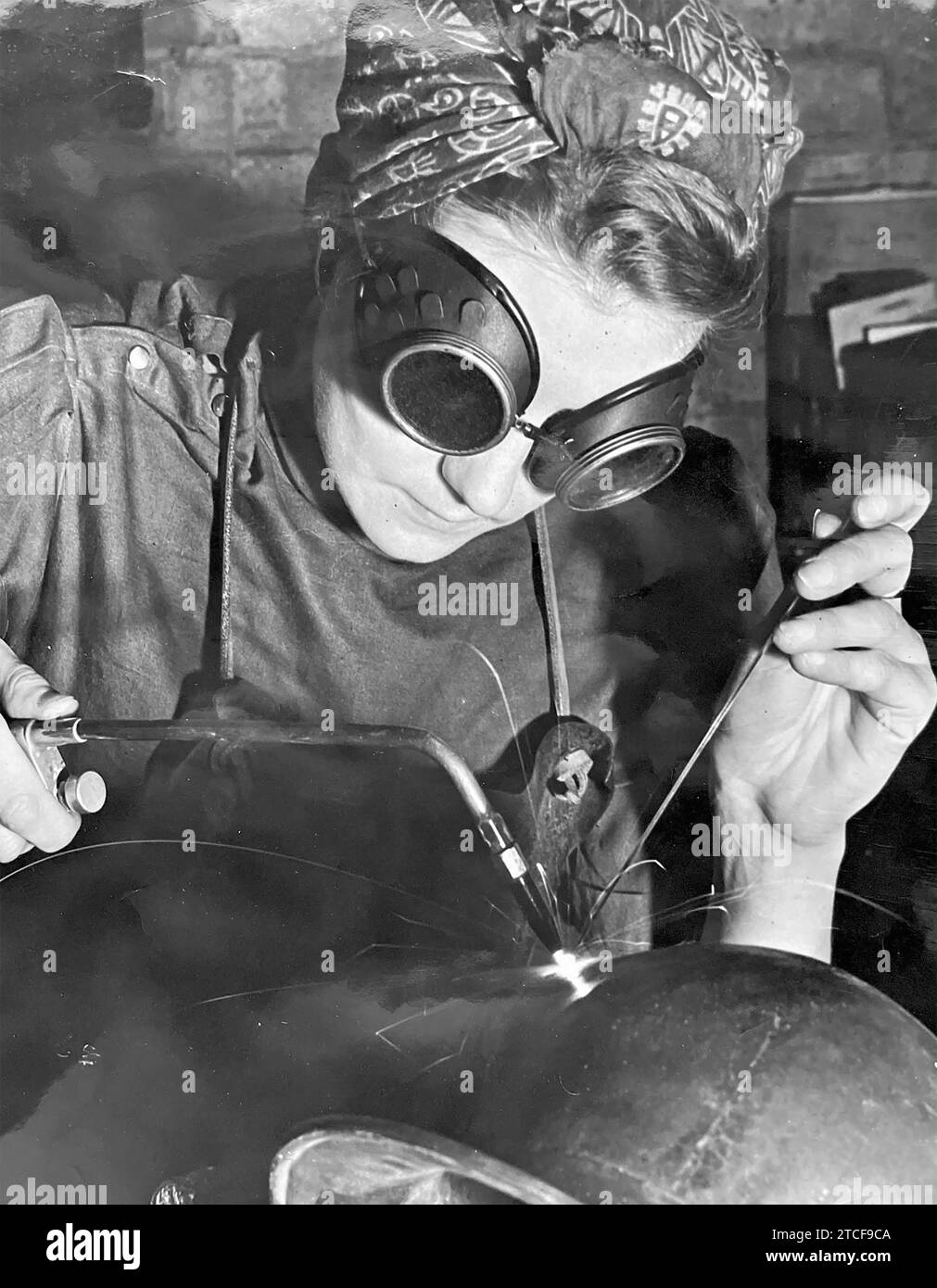 WELDING A HELMET in a British factory in 1940 Stock Photo - Alamy