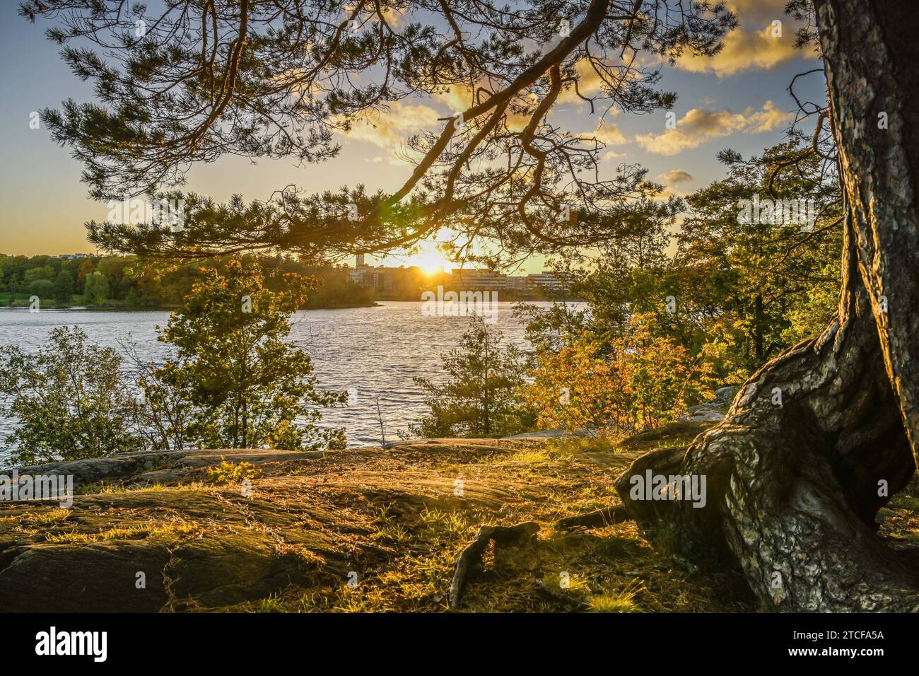 Sonnenuntergang am See Brunnsviken, Stockholm, Schweden *** Sunset at ...