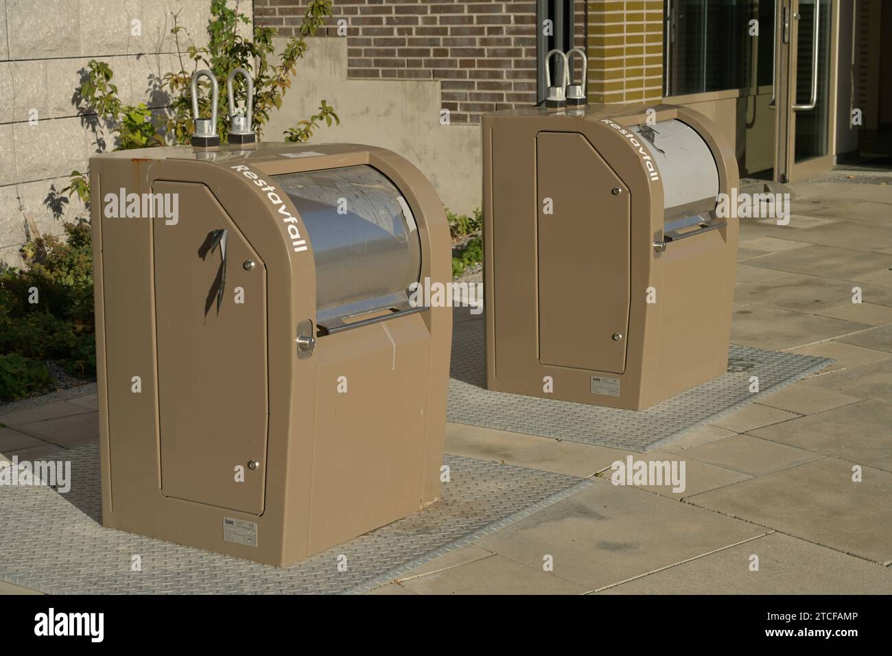 Unterirdische Mülltonnen, Einwurfschacht, Wohnanlage, Stockholm, Schweden *** Underground waste ...