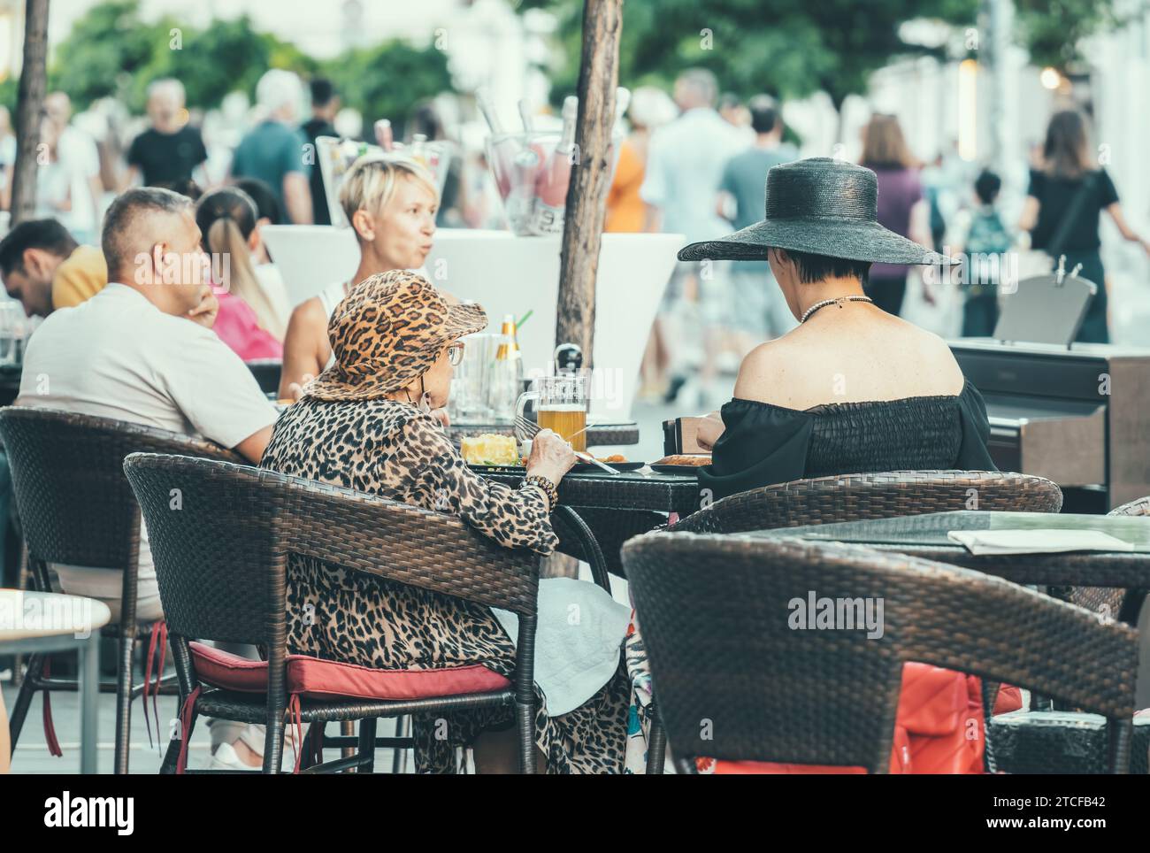 Group crowd crowded tables hi-res stock photography and images - Alamy