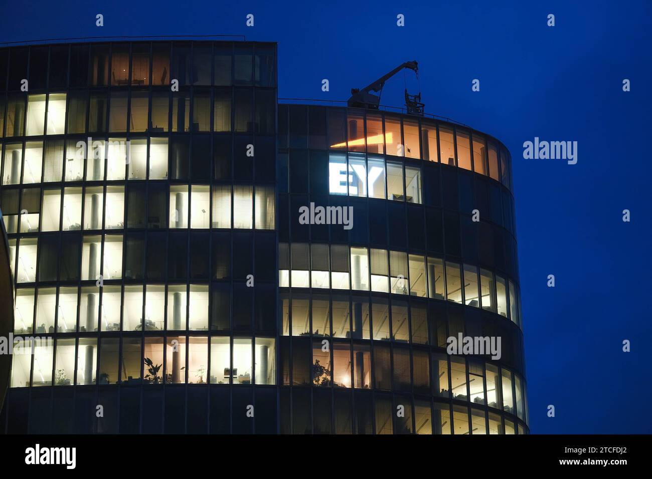 Düsseldorf 12.12.2023 Logo Schriftzug Leuchtreklame EY Ernst & Young ...