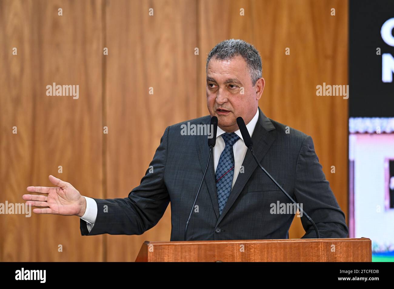 Bancos públicos hi-res stock photography and images - Alamy