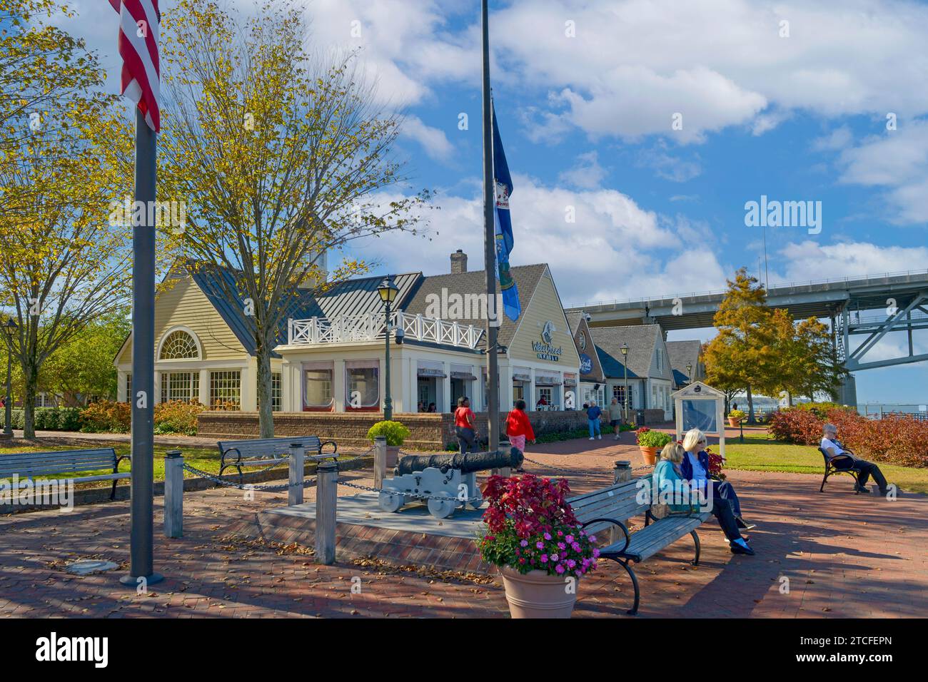 Yorktown beach and Water Street Grille in Yorktown, VA Stock Photo - Alamy
