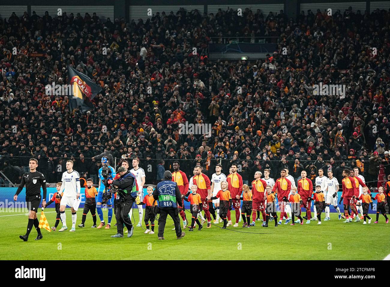 The teams enter the field. The Champions League match between FC ...