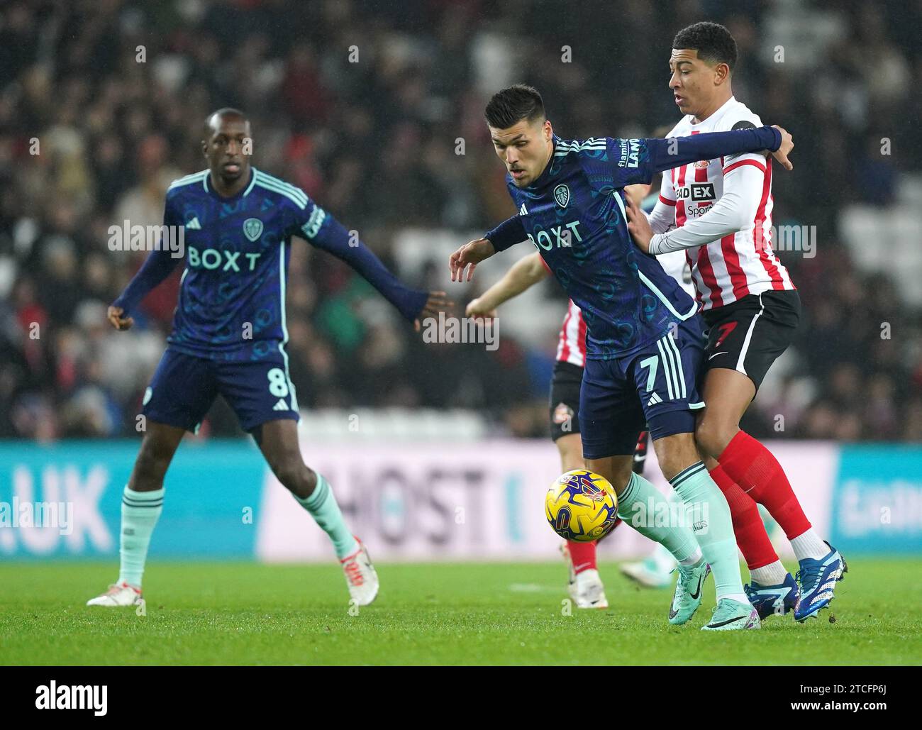 Leeds United's Joel Piroe and Sunderland's Jobe Bellingham battle for ...