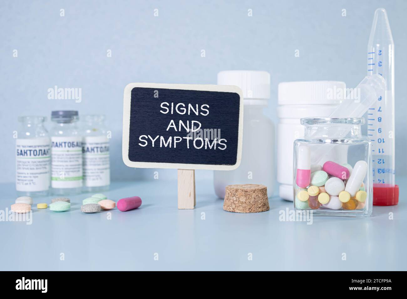 paper plate with text SIGNS AND SYMPTOMS, medical concept Stock Photo ...