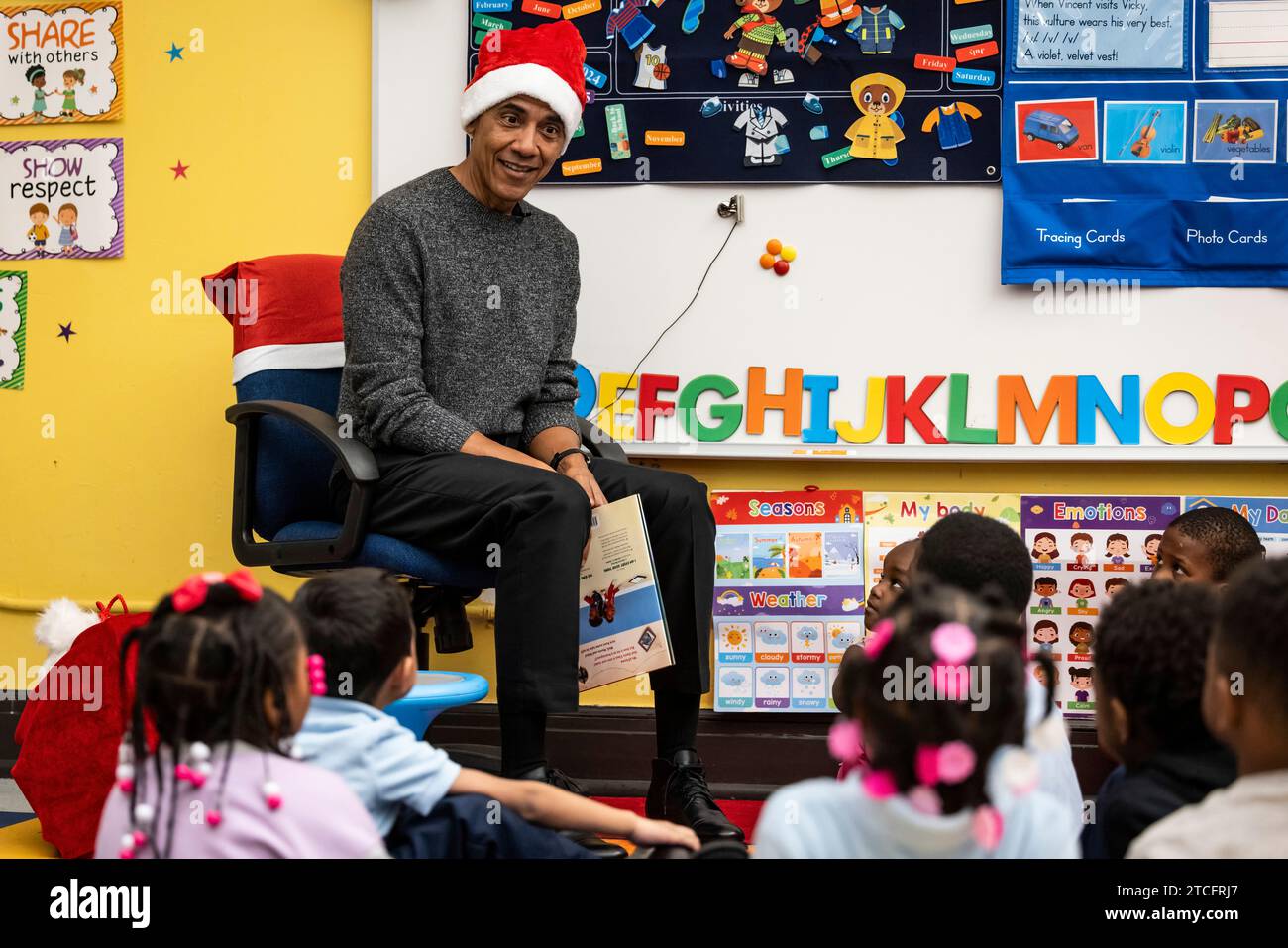 Former President Barack Obama reads "Santa's Gotta Go" by Derrick ...