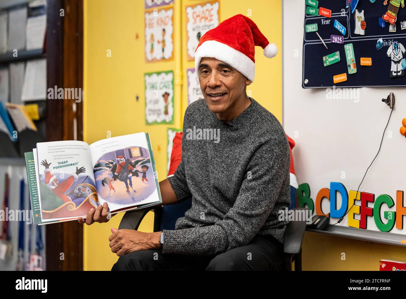 Former President Barack Obama reads "Santa's Gotta Go" by Derrick ...