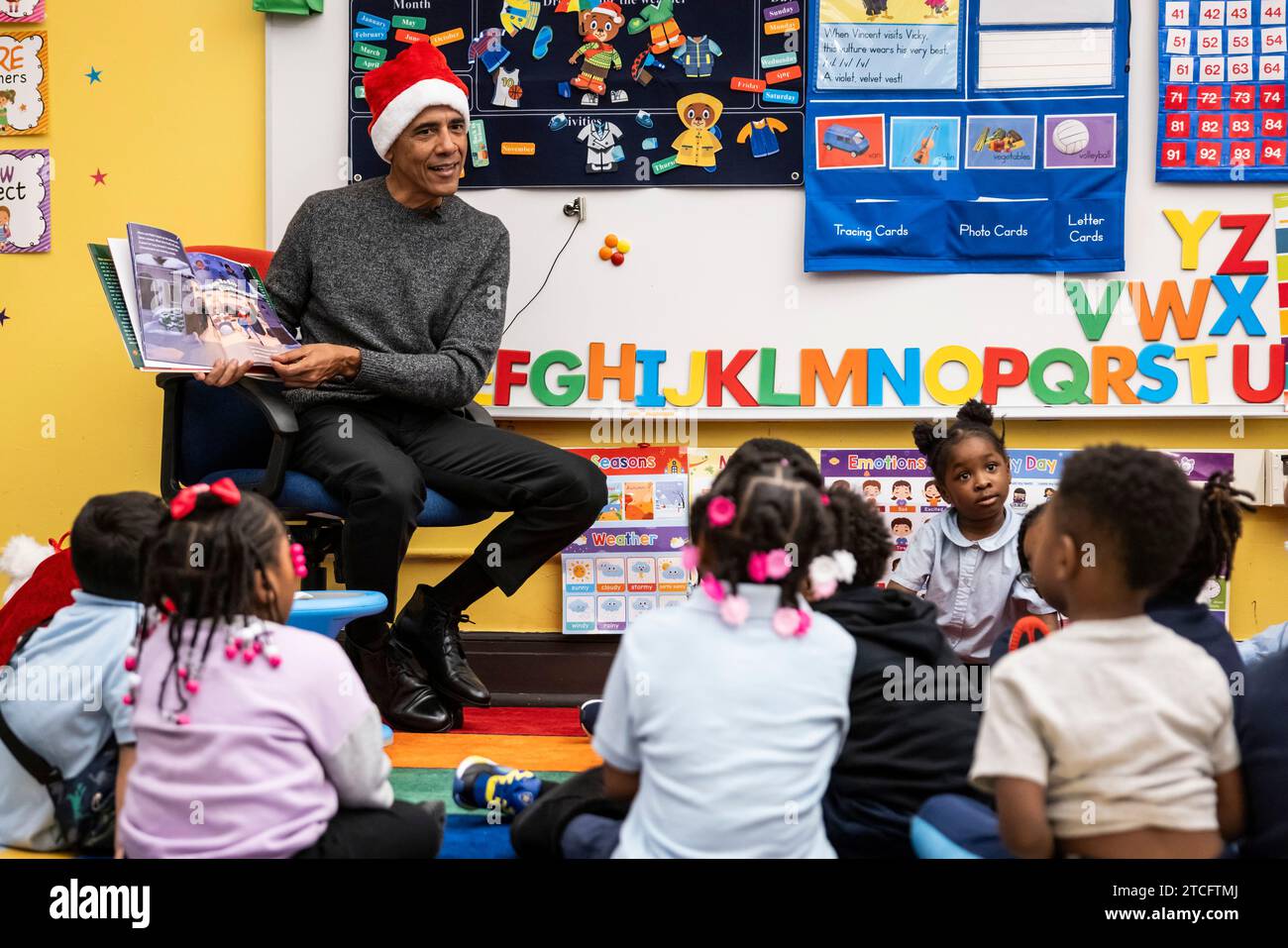 Former President Barack Obama reads "Santa's Gotta Go" by Derrick ...