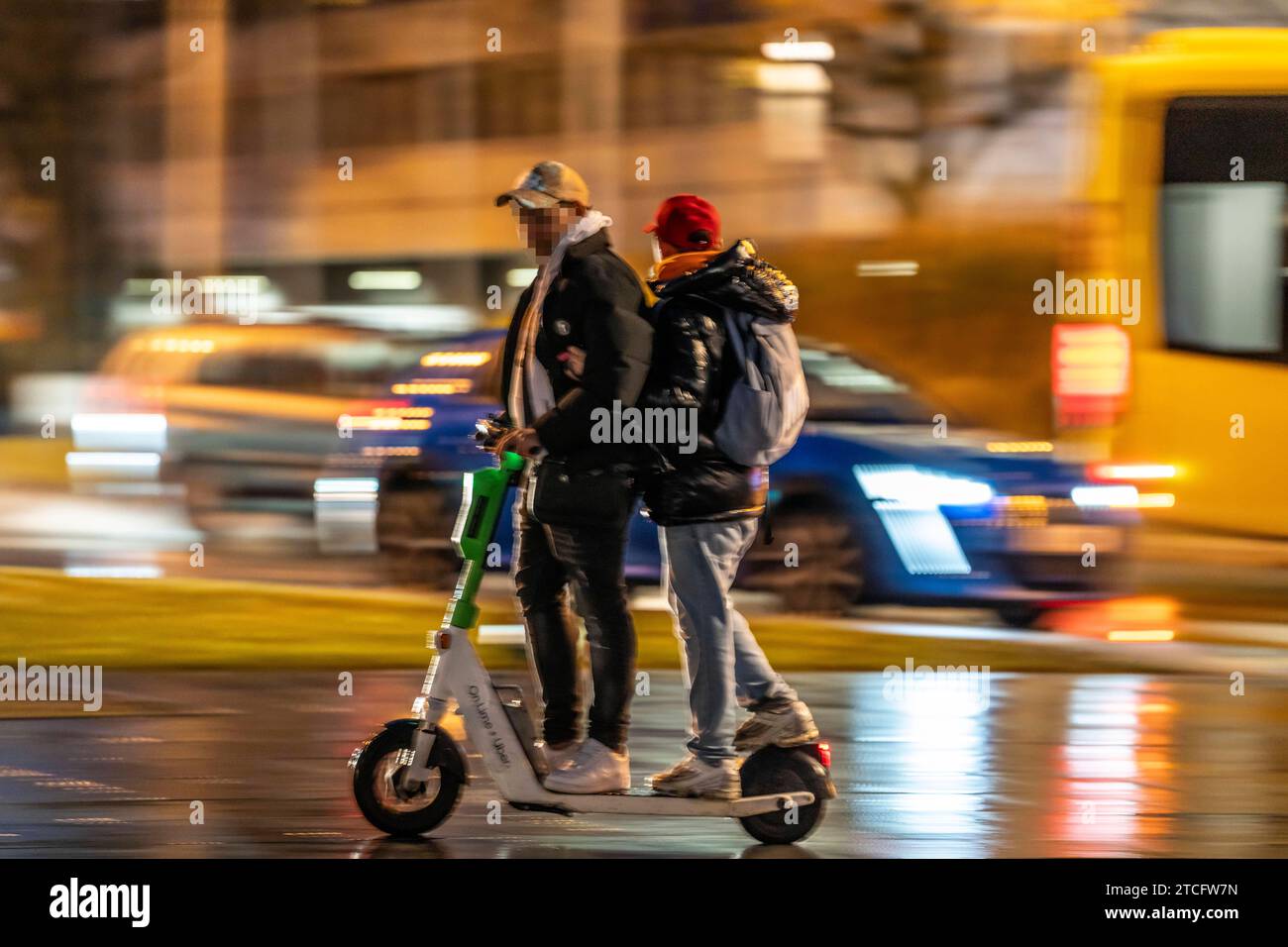 Jugendliche fahren zu zweit auf einem E-Scooter, Essen, NRW ...