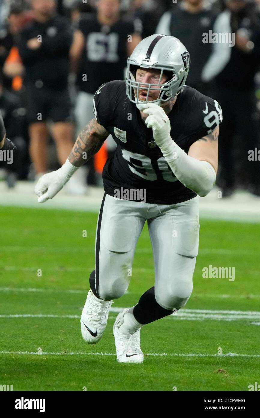 Las Vegas Raiders defensive end Maxx Crosby (98) lines up against the ...