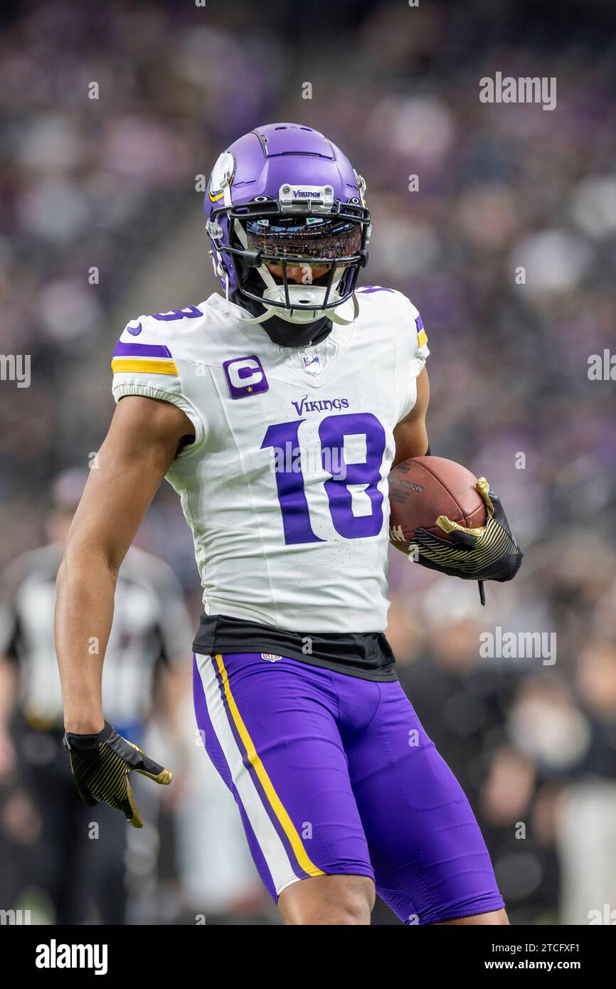Minnesota Vikings wide receiver Justin Jefferson (18) warms up before ...