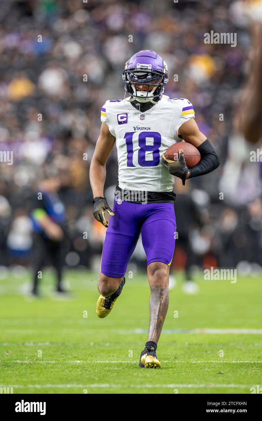 Minnesota Vikings wide receiver Justin Jefferson (18) warms up before ...