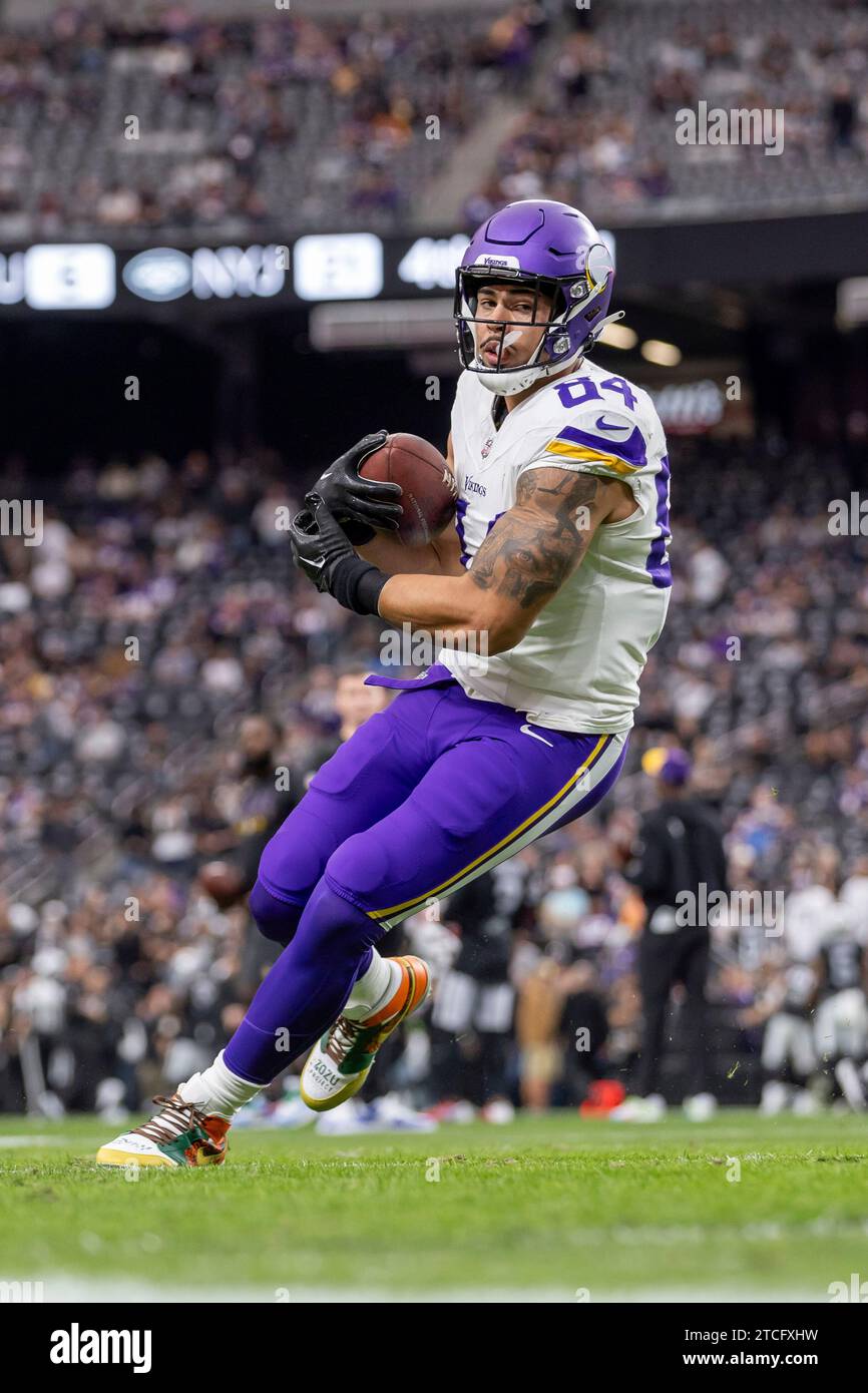 Minnesota Vikings tight end Josh Oliver (84) warms up before playing ...