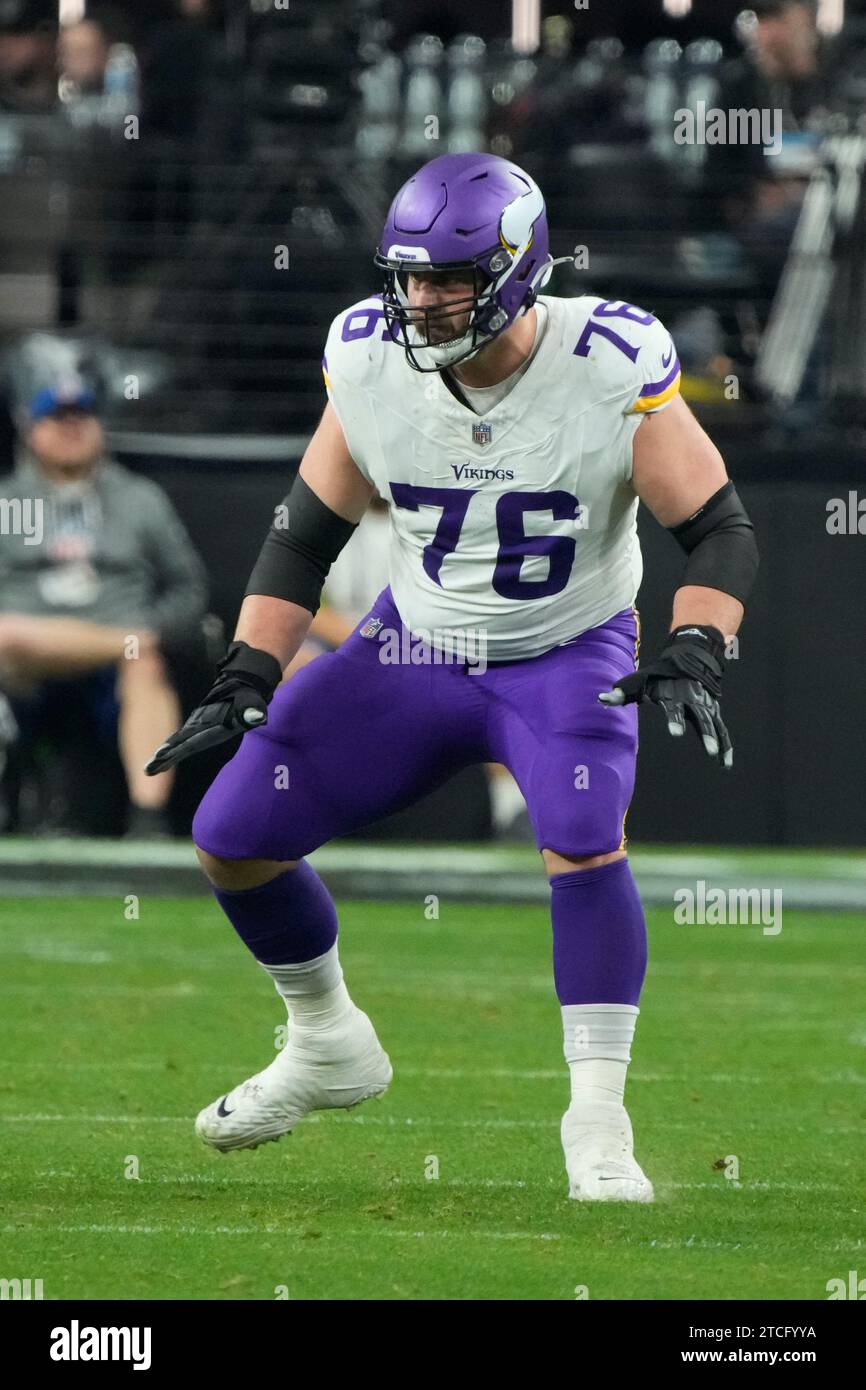 Minnesota Vikings offensive tackle David Quessenberry (76) lines up ...