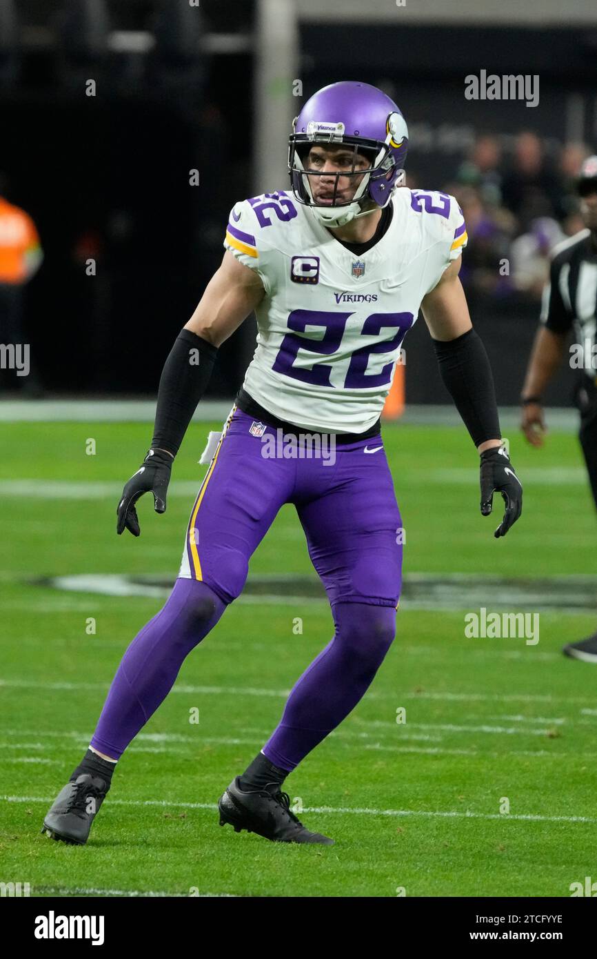 Minnesota Vikings safety Harrison Smith (22) lines up against the Las ...