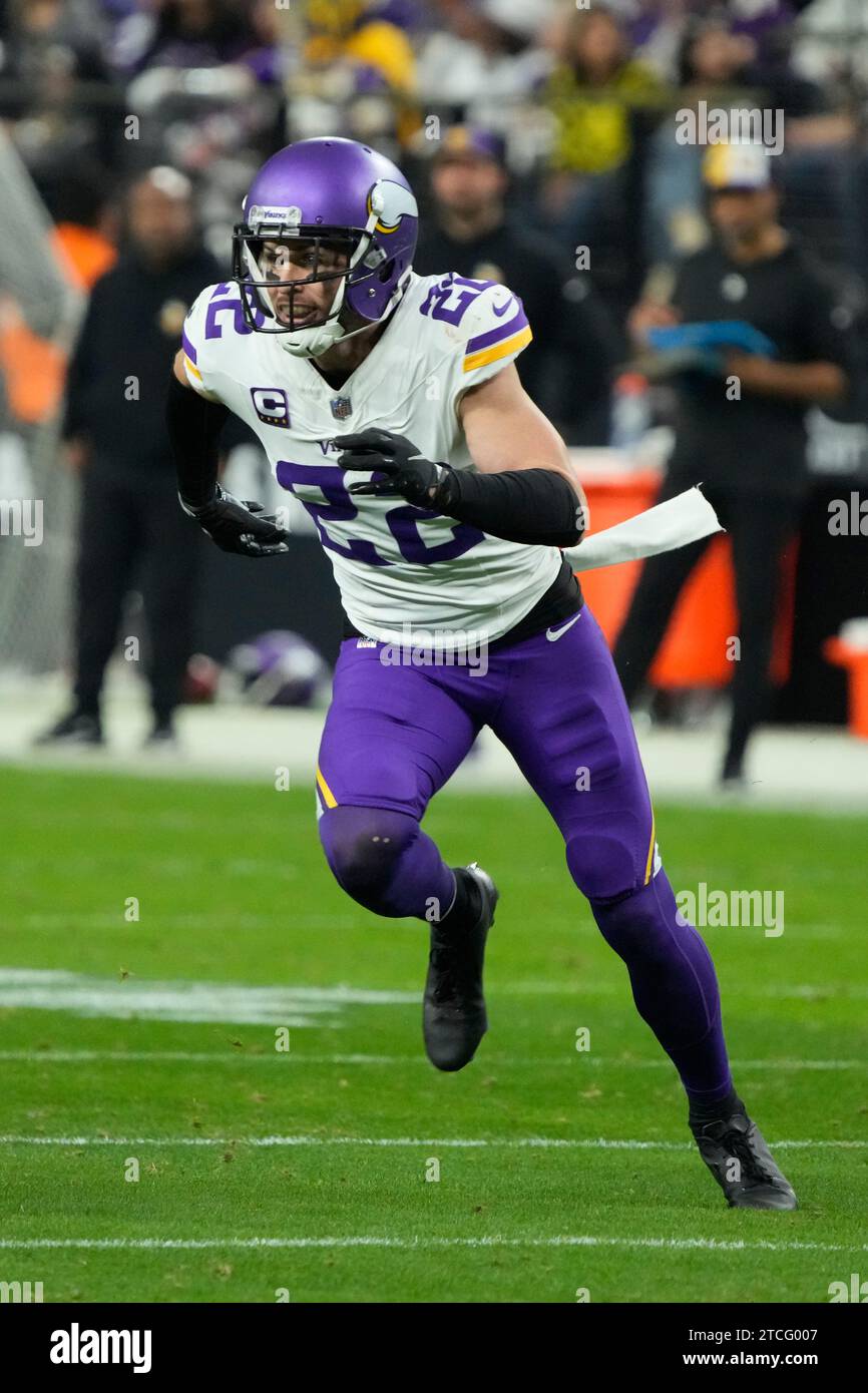 Minnesota Vikings safety Harrison Smith (22) lines up against the Las ...